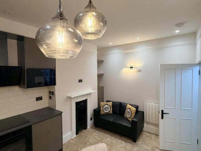 1 Bed Flat, Westminster Mansions, SW1P
