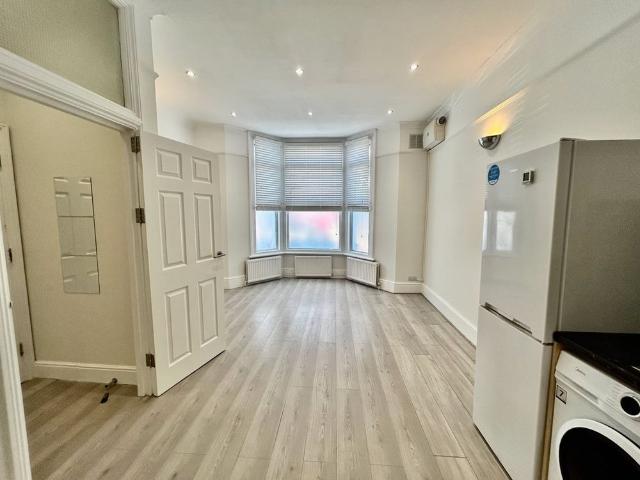 1 Bed Flat, Whitworth Road, SE25