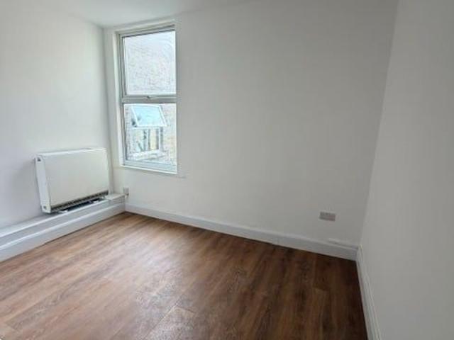 1 Bed Flat, Whitestile Road, TW8
