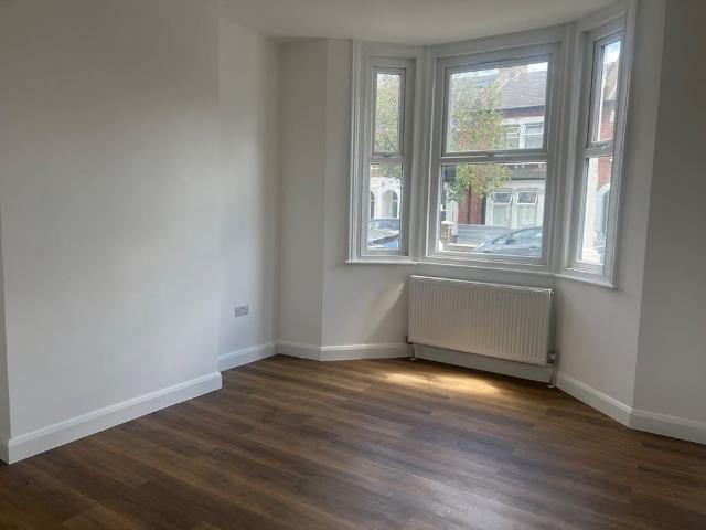 1 Bed Flat, Whitestile Road, TW8