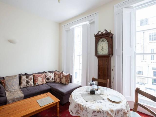 1 Bed Flat, Winchester Street, SW1V