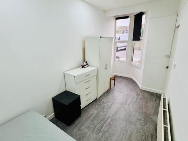 1 bed flat with bills available in KT1