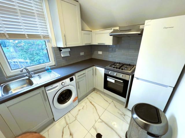 1 Bed Flat with Garden and Driveway £1400 Pcm