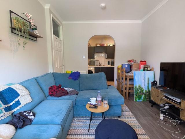 1 Bed Flat with White Goods Included