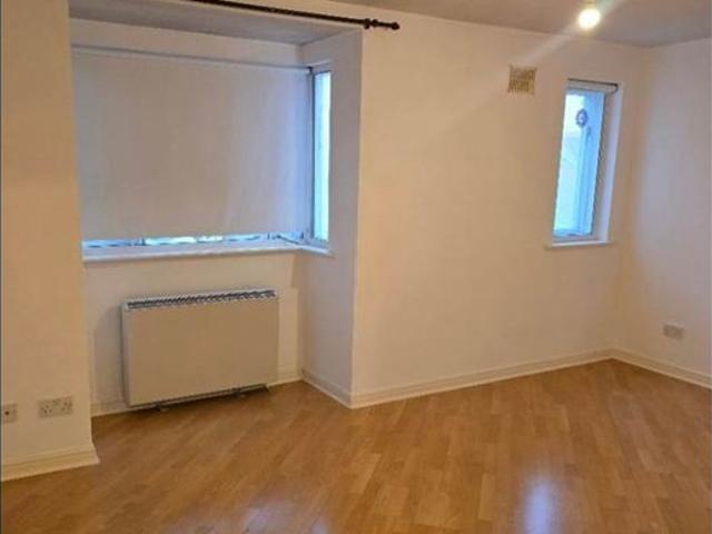 1 Bed Flat, Woodgate Drive, SW16