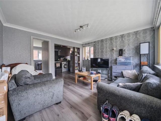 1 Bed Flat, Woodside Court, SO17