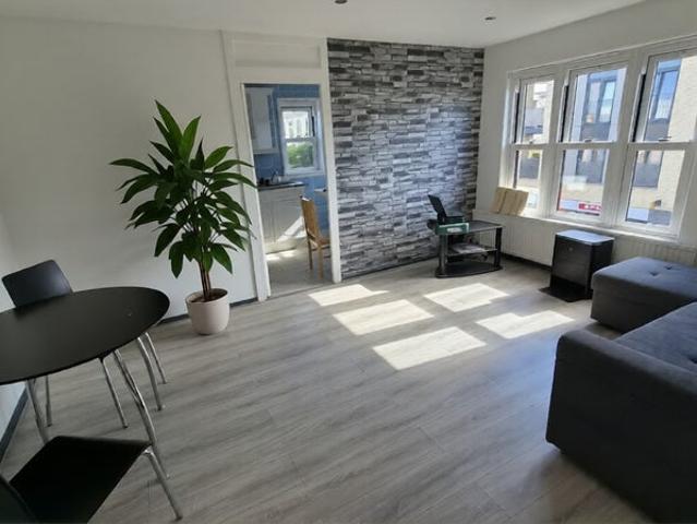 1 bed flat, Zone 2, 12 min from Oval £ 1950