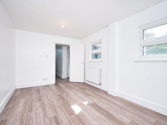 1 Bed Flat 2 min to Newbury Park IG2 Bills Inc
