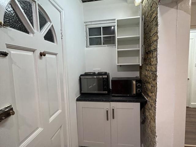 1 Bed Garden Flat close to Southside Shopping