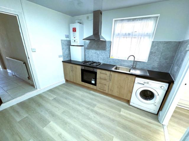 1 Bed Ground Flat £1900 Pcm Upton Park/ Green St