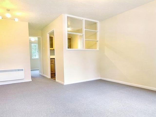1 bed ground floor flat to rent in Hunters Road, Bishops Cleeve, GL52