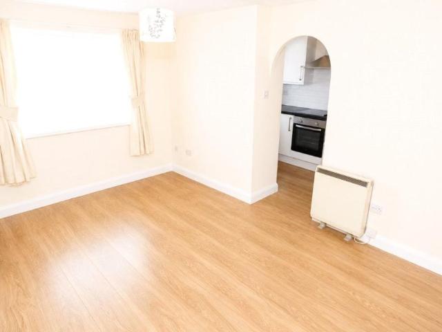 1 bed ground floor flat to rent in Leecon Way, Rochford, SS4