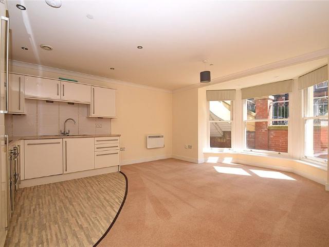 1 bed ground floor flat to rent in Prince of Wales Terrace, Scarborough, YO11