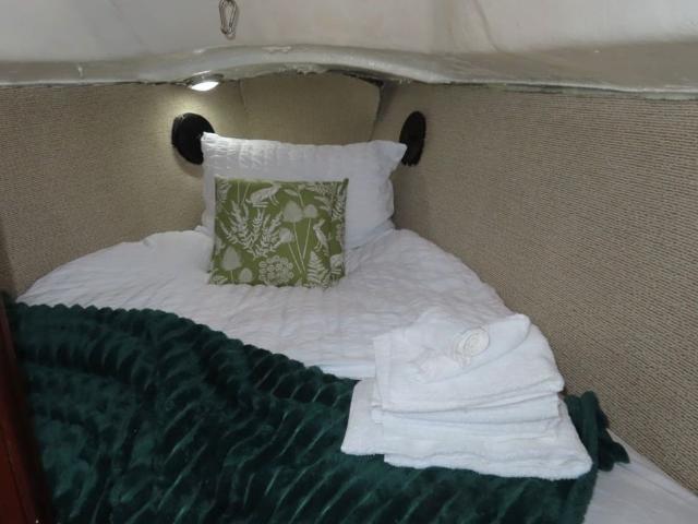 1 Bed House Boat, Liverpool Marina, L3