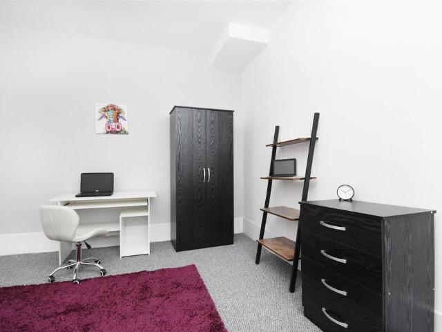 1 bed house share to rent in Hollingreave Road, Burnley, BB11