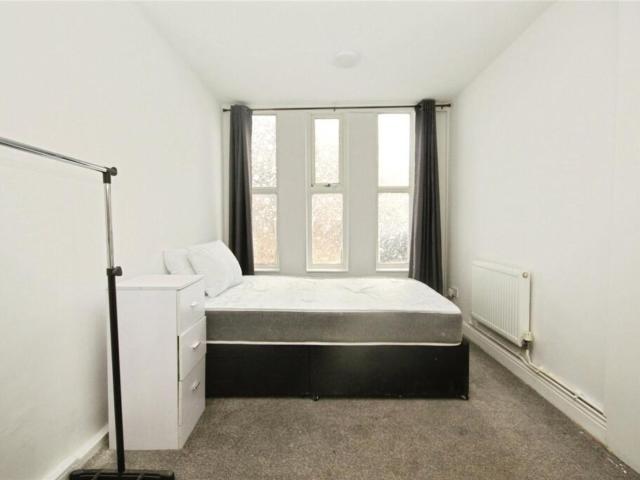 1 bed house share to rent in Room 1, Coburg Crescent, London, SW2