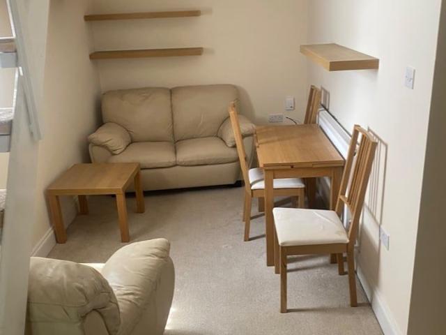 1 Bed Maisonette, Waller Avenue, LU4