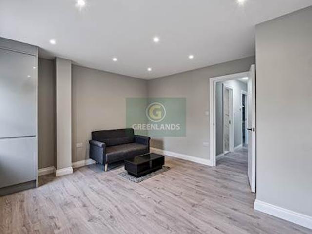 1 Bed Modern Apartment with Separate Lounge in E2