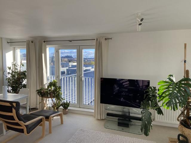 1 Bed Penthouse, Kimmerghame Place, EH4