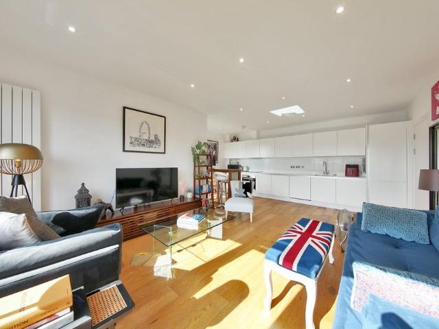 1 Bed Penthouse, Walworth Road, SE17