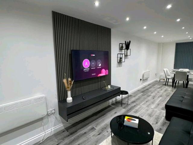 1 bed premium flat, near transport, Uni credit ok