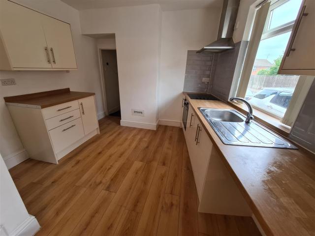1 bed room to let in Wood Street, Warwickshire