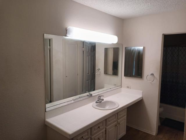 1 bed room with its own restroom in woodland hills
