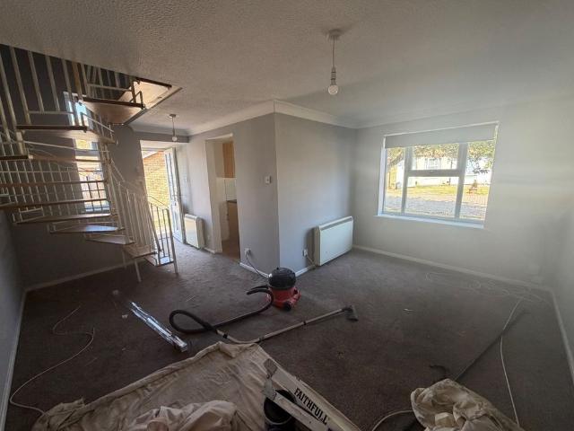 1 Bed Semi Detached House, Berrow Close, LU2