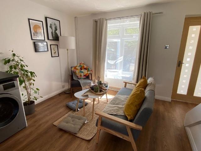 1 Bed Semi Detached House, Globe Pond Road, SE16