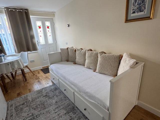 1 Bed Semi Detached House, Handcross Road, LU2