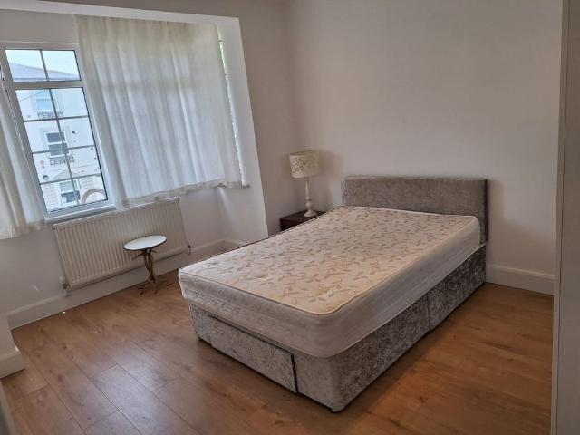 1 Bed Semi Detached House, Inwood Road, TW3