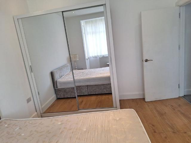 1 Bed Semi Detached House, Inwood Road, TW3