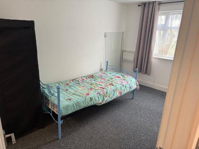 1 Bed Semi Detached House, Windsor Walk, LU1
