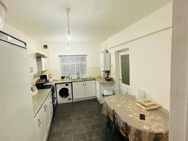 1 Bed space available double roomm