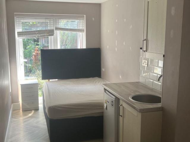 1 bed studio flat to rent in Taunton Road, London, SE12