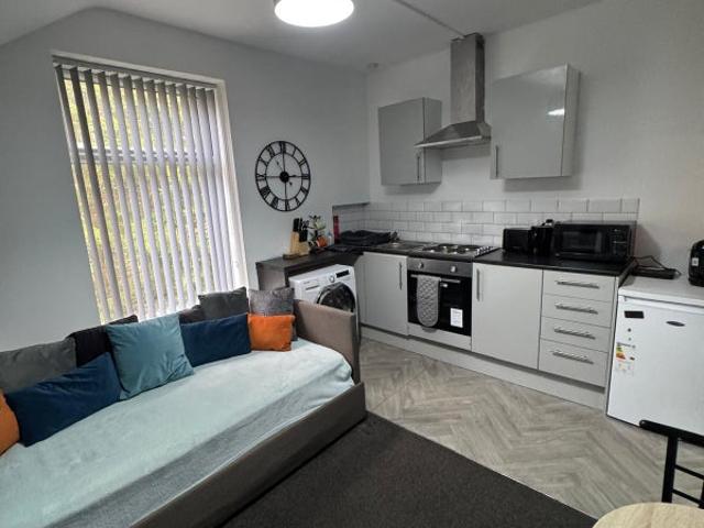 1 bed studio flat,near hospital, transport, city