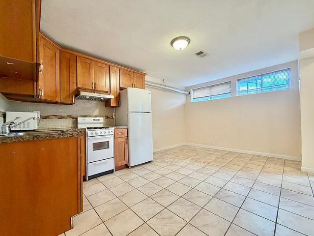 1 bed studio room available for rent