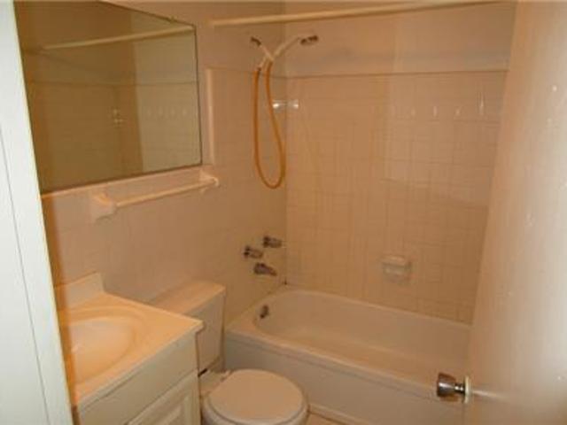 1 bedroom, 1 Bath apartment. Onsite Pool & Laundry