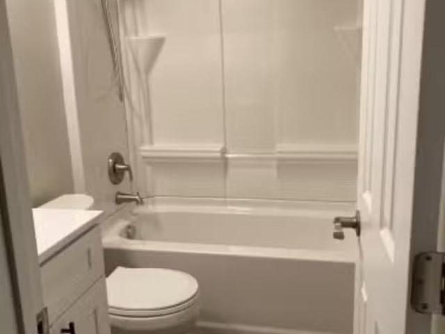 1 Bedroom, 1 Bath Bathroom Apartment 1050 Stonybridge Or Ston.