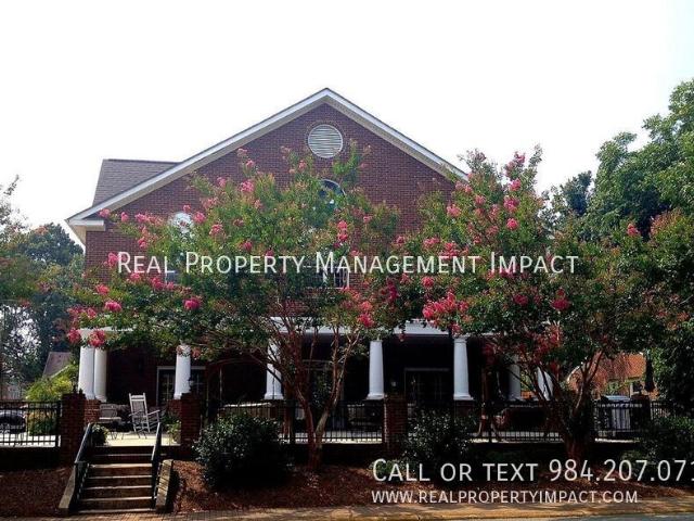 One Bed, One Bath Fully Furnished Suite with no Kitchenette, Steps from Elon University Campus