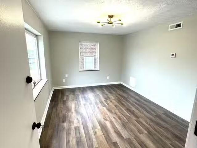 1 Bedroom 1 Bathroom Apartment In Clifton With Great Amenities.