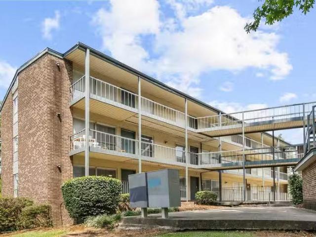 1 Bedroom / 1 Bathroom Apartment, Top Level Carolisa