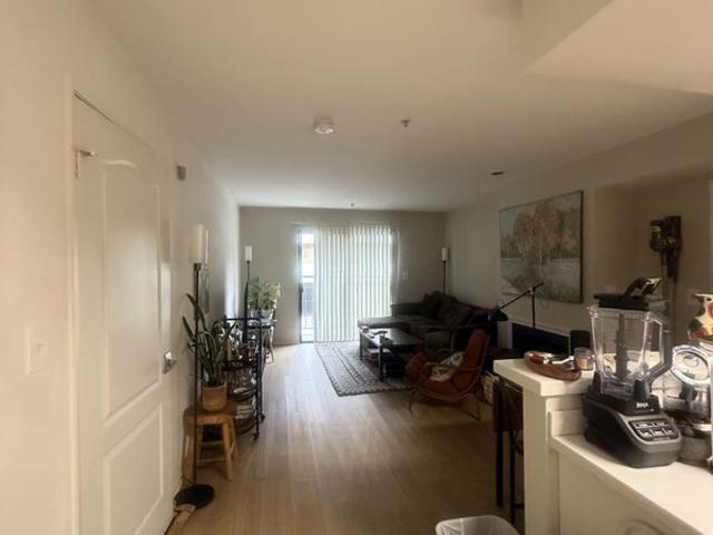 1 bedroom/ 1 bathroom miracle mile area