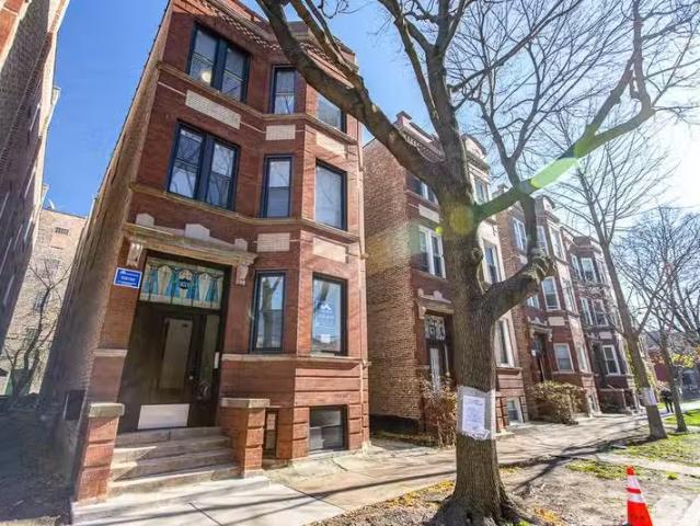 1 Bedroom 2 Bathroom 851 N. Leavitt St