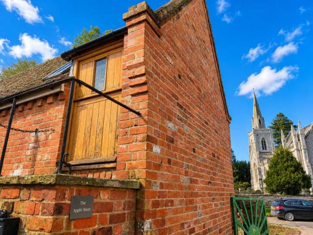 1 Bedroom Cottage House