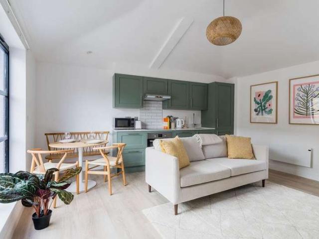 1 Bedroom Coach House Flat