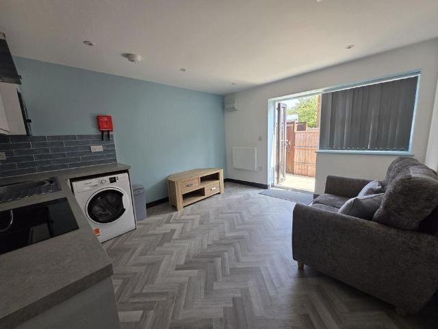 1 bedroom coach house to rent