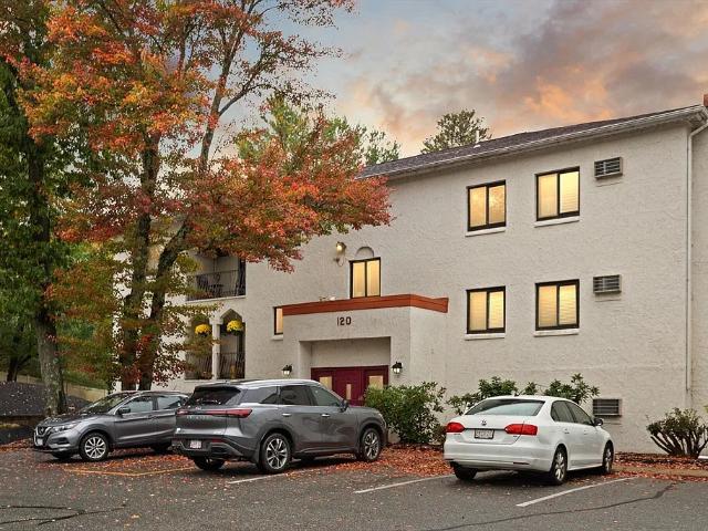 1 Bedroom Condo for Rent at 120 Fellsview Ter #124, Melrose, MA 02180 Wyoming