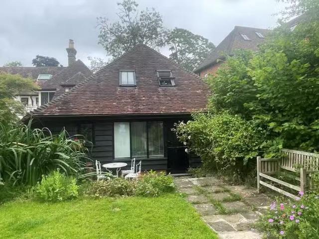 1 bedroom chalet for rent in Chinthurst Lane, Guildford, Surre.
