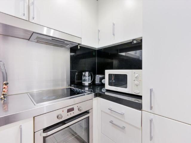 1 bedroom apartment overlooking River Thames, E14